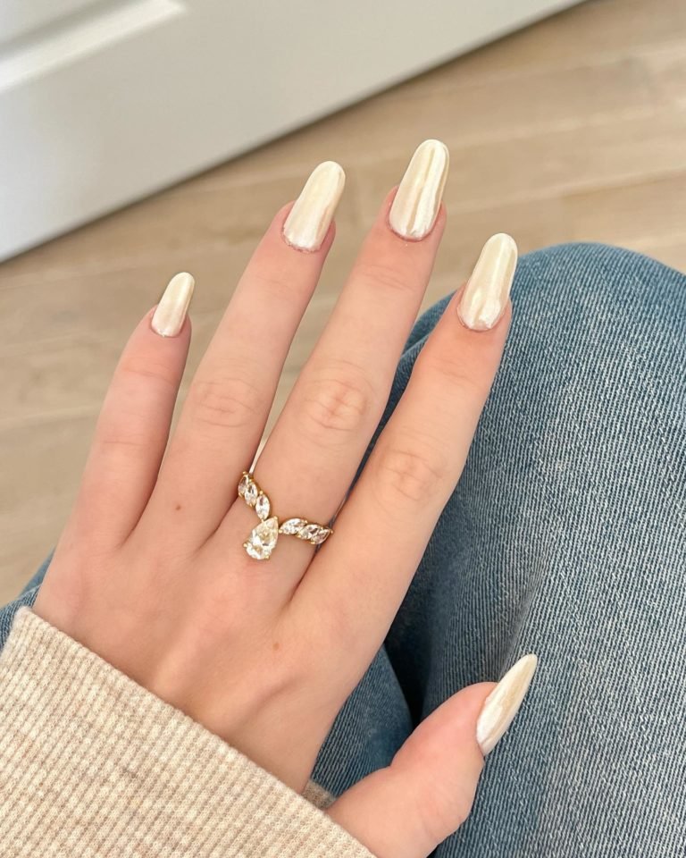20 Amazing Vanilla Chrome Nails (+ Pics for Inspo)