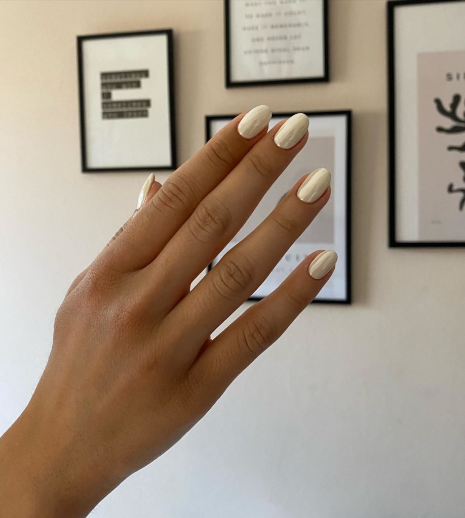 20 Amazing Vanilla Chrome Nails (+ Pics for Inspo)