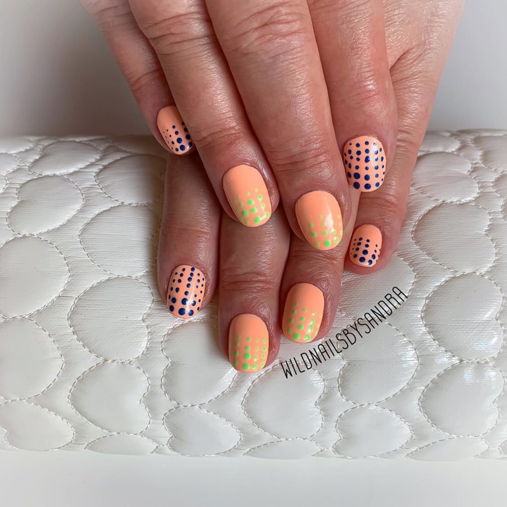 21 Striking Cyber Dot Nails For Your Inspiration