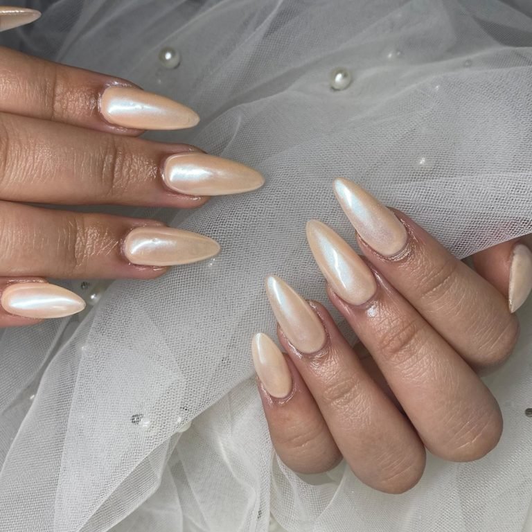 20 Amazing Vanilla Chrome Nails (+ Pics for Inspo)