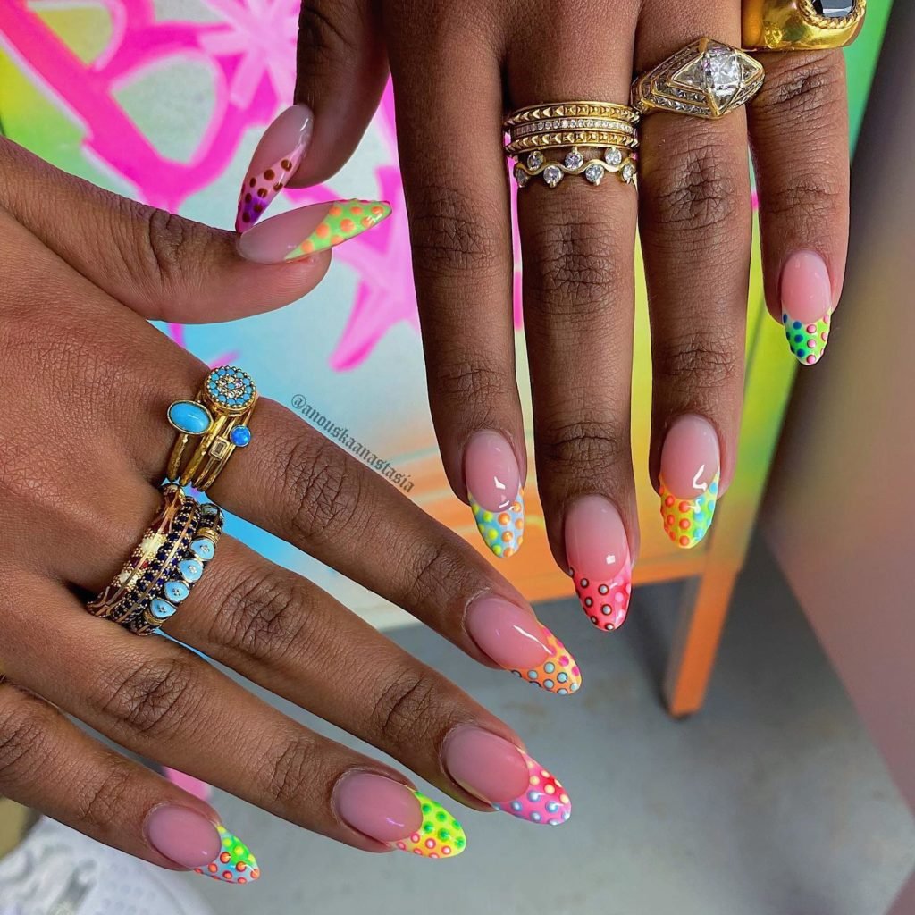21 Striking Cyber Dot Nails For Your Inspiration
