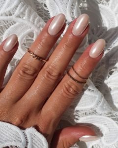 20 Amazing Vanilla Chrome Nails (+ Pics for Inspo)