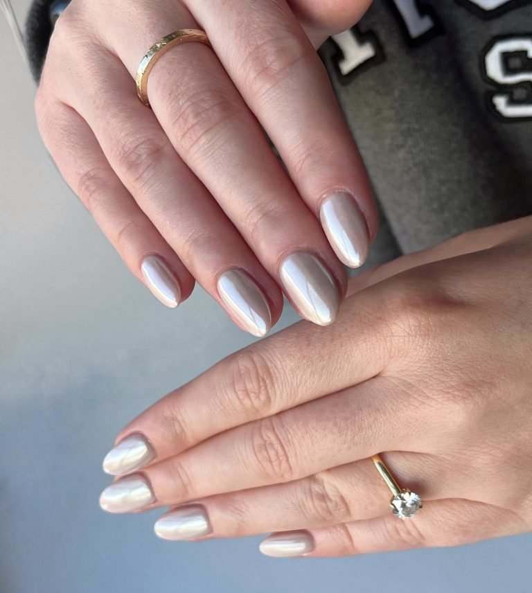 20 Amazing Vanilla Chrome Nails (+ Pics for Inspo)
