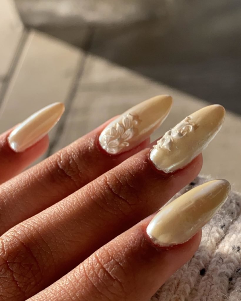 20 Amazing Vanilla Chrome Nails (+ Pics for Inspo)