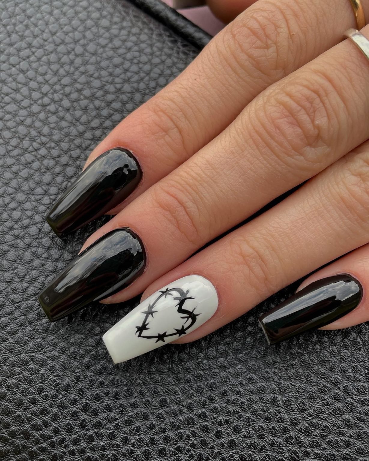 39 Trendy Black Nails – Edgy and Chic Mani Inspo for 2024