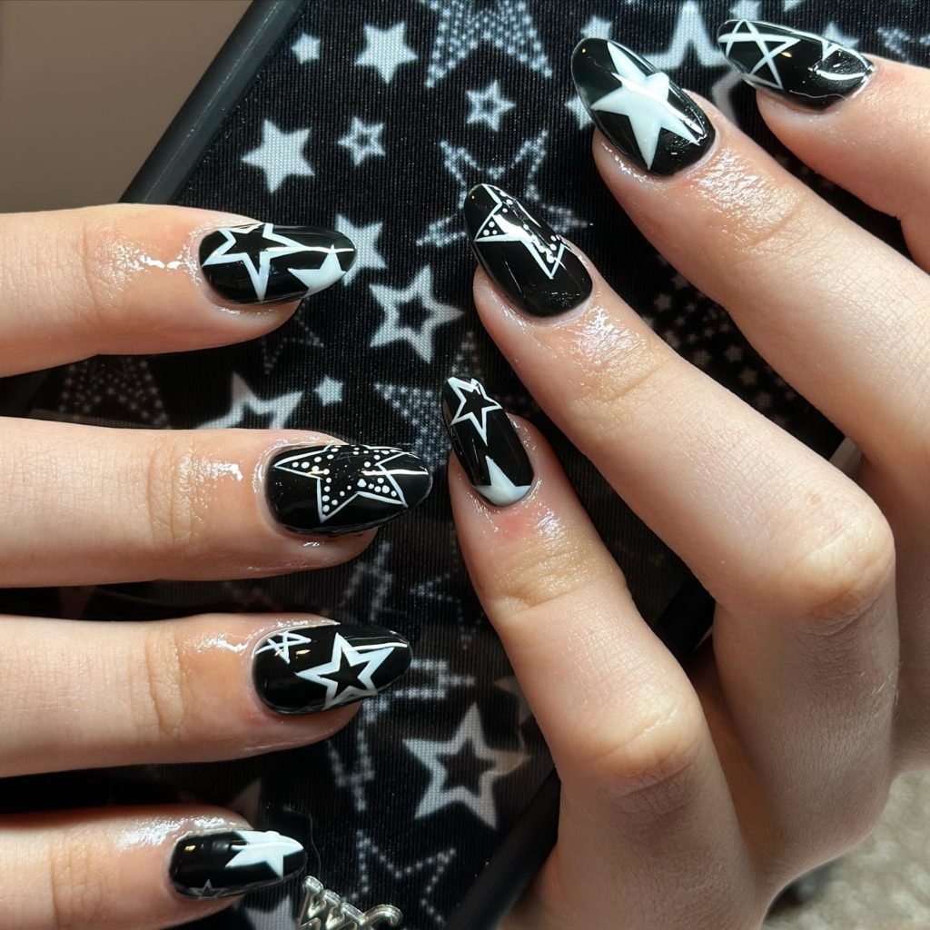 39 Trendy Black Nails – Edgy and Chic Mani Inspo for 2024