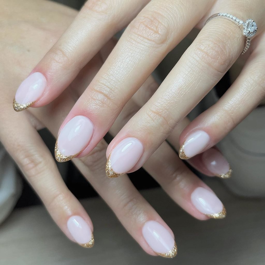 19 Cute & Classy Gold Glitter Nails to Feel Chic