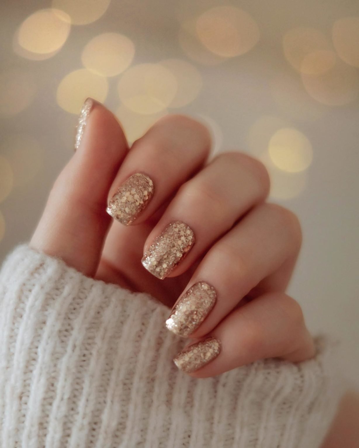 19 Cute & Classy Gold Glitter Nails to Feel Chic