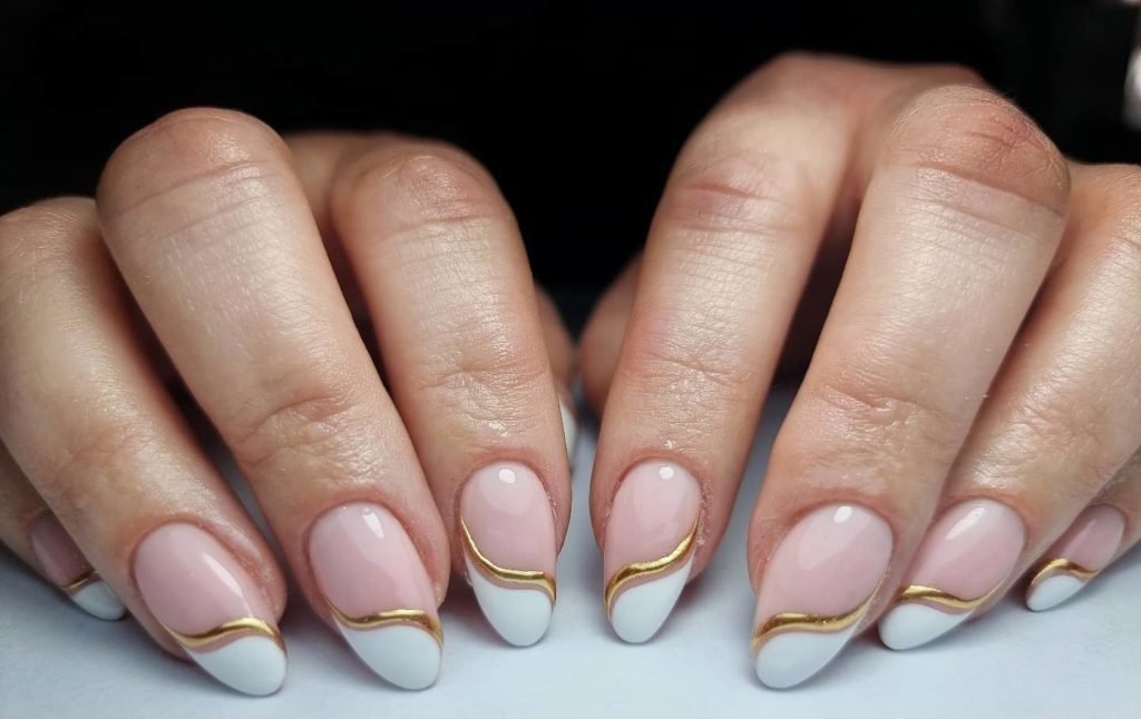 19 Cute & Classy Gold Glitter Nails to Feel Chic