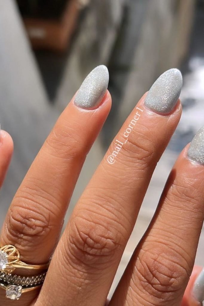 25 Sparkly Silver Glitter Nails Ideas for a Dazzling Mani